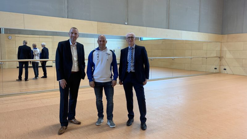 Geldregen der Budenheimer Volksbank-Stiftung realisiert Spiegelwand im ...